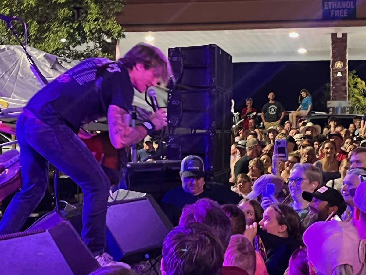 Fueling the fun: Keith Urban’s surprise concert at Buc-ee’s creates jam ...