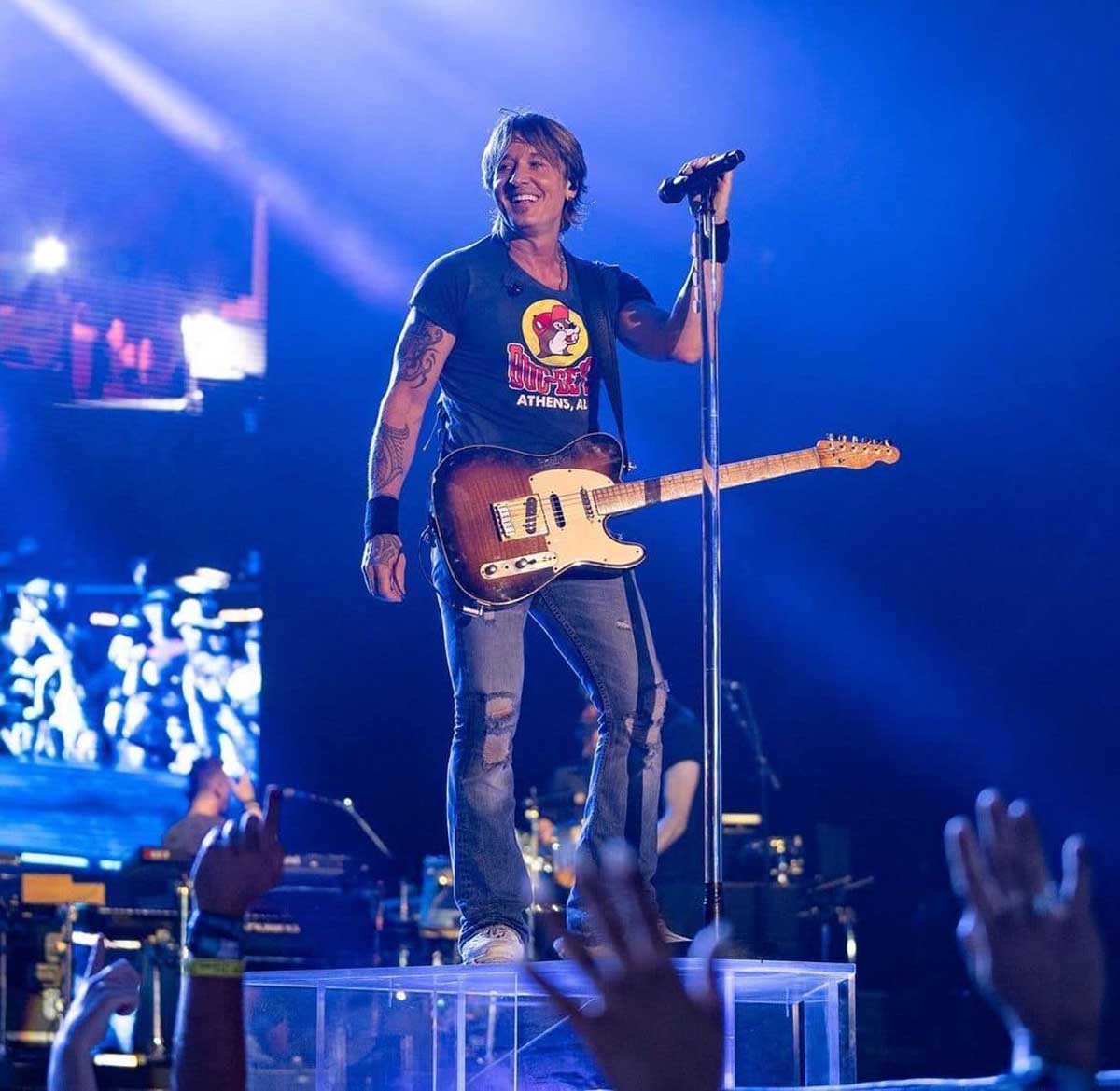 Keith Urban dons Buc-ee’s t-shirt from Athens during recent show | The ...
