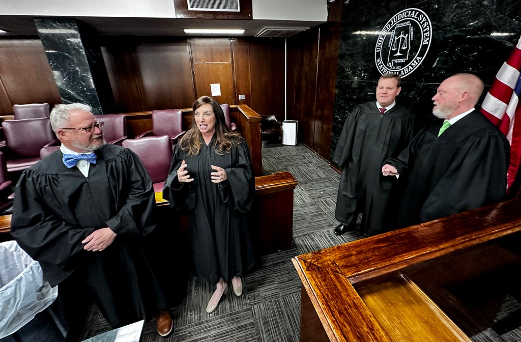 Judge Emily Niezer Johnston thanks supporters at swearing in ceremony ...